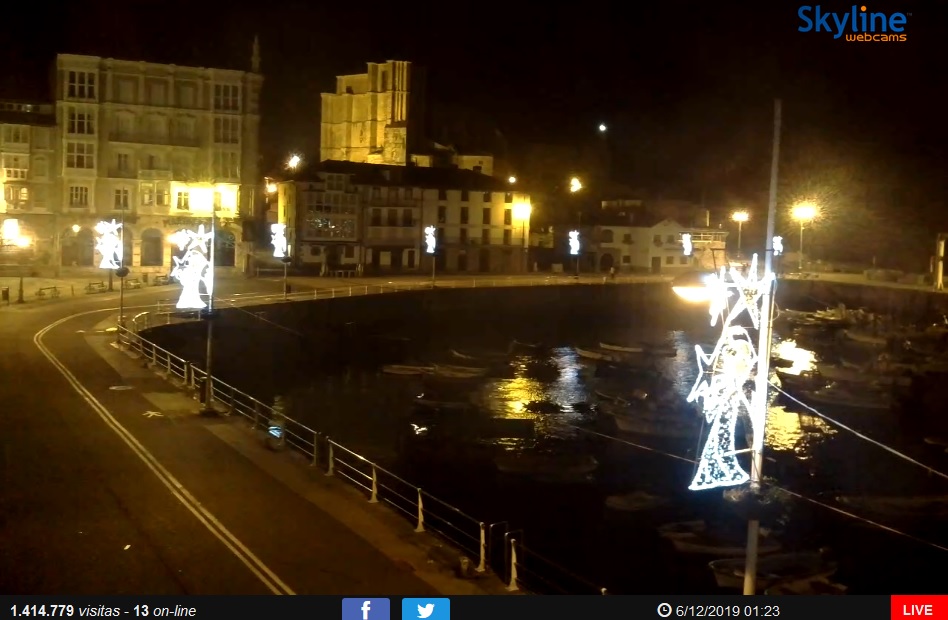 Las luces de navidad, trasnochan en Castro Urdiales